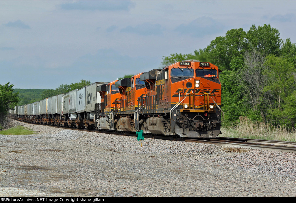 BNSF 7894 Leads ex Santa Fe train 199 Westbound!